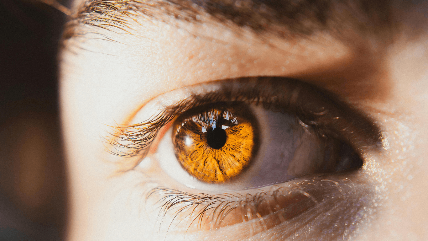 Veo destellos de luz en el rabillo del ojo: qué hacer