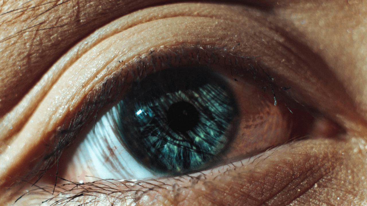 Veo destellos de luz en el rabillo del ojo: qué hacer